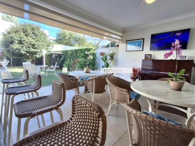 Casa com 4 suítes, área gourmet e piscina em condomínio de alto padrão no Alto da Boa Vista