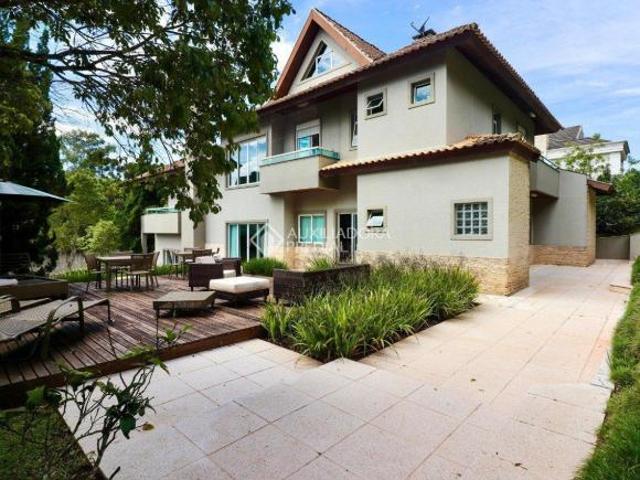 CASA COM 4 SUÍTES, COM ÁREA TOTAL DE 1415,00m² NO ALPHAVILLE