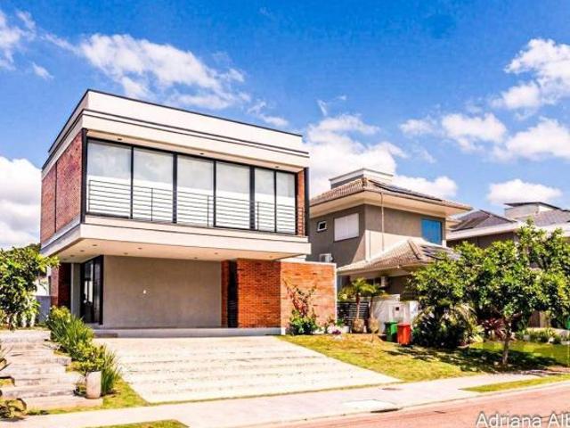 Casa com 4 suites Condominio Fechado
