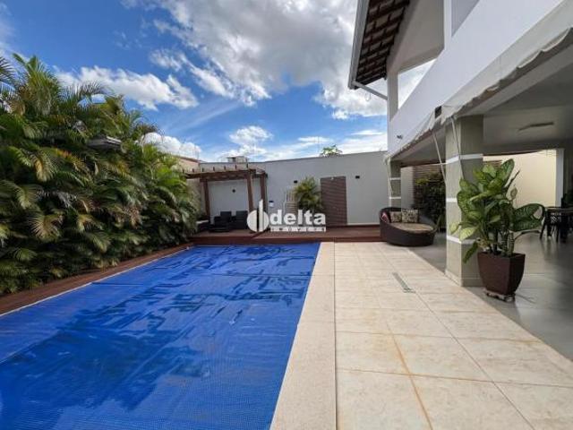 Casa com 4 suítes disponível para Venda no bairro Tabajaras em Uberlândia MG