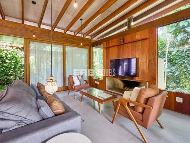 Casa com 4 suítes e muita luz natural na praia de Itamambuca, Ubatuba