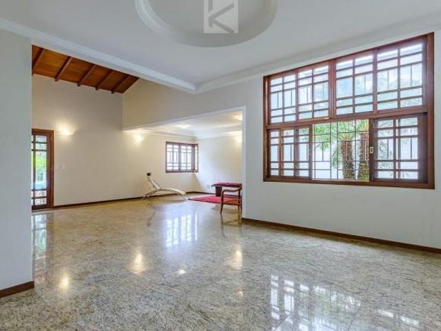 Casa com 4 Suítes e Área de Lazer no Lago Norte