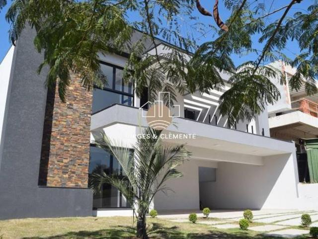 Casa com 4 Suítes e Design Moderno em condomínio