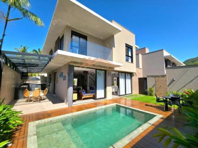 Casa com 4 suítes e piscina privativa em condomínio fechado próximo a praia de Juquehy