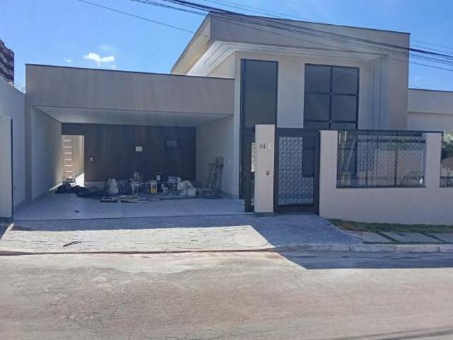 Casa com 4 suítes e 331m² em condomínio fechado Vicente Pires