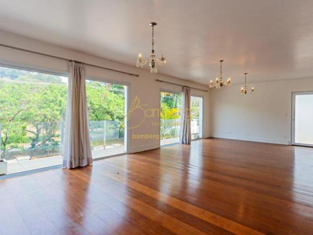 Casa com 4 Suítes e 4 Vagas no Jardim Guedala Espaço e Conforto