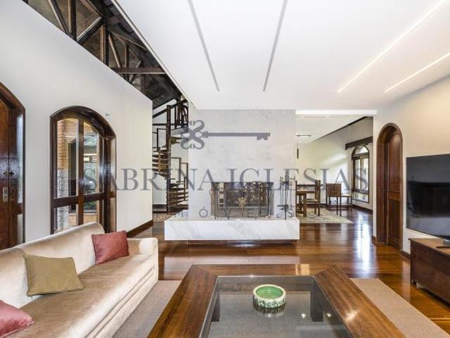 CASA COM 4 SUÍTES EM CONDOMÍNIO EM SANTA FELICIDAD