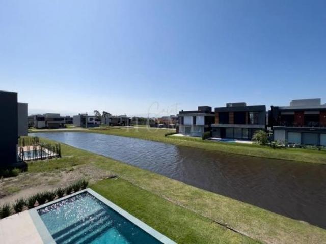 CASA COM 4 SUITES EM CONDOMINIO FECHADO!