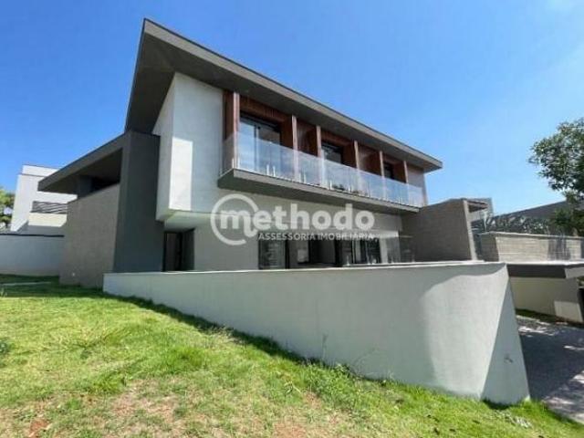 Casa com 4 suítes, em condomínio fechado, com área de lazer, piscina com borda infinita, elevador