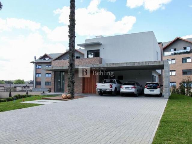 CASA COM 4 SUÍTES EM EXCELENTE CONDOMÍNIO