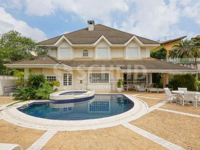 Casa com 4 suítes em localização privilegiada no Jardim Guedala