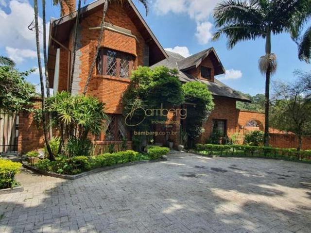 CASA COM 4 SUÍTES EM RUA SEM SAIDA BELÍSSIMA ARQUITETURA, PISCINA, LOCALIZADA EM UMA RUA SEGURA!