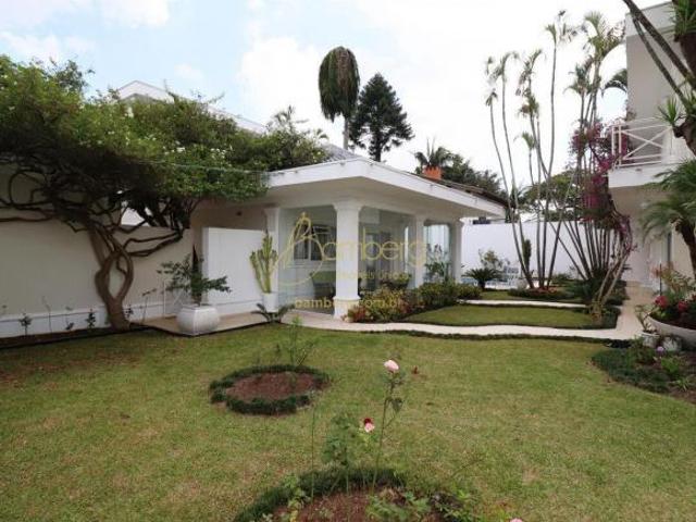 Casa com 4 suítes, escritório, piscina e jardim no Alto da Boa Vista