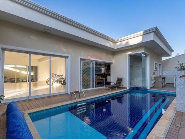 Casa com 4 suítes, espaço gourmet, estúdio, sauna e piscina no Condomínio Zurich Dorf em Valinhos/SP
