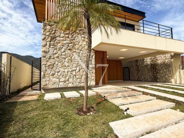 Casa com 4 Suítes, Móveis Planejados, Piscina e Área Gourmet em Condomínio