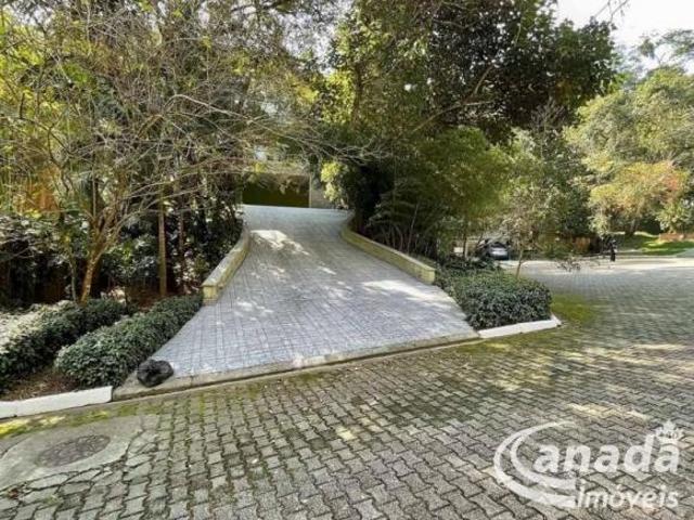 Casa Com 4 Suites, Paisagismo e Impecavel!