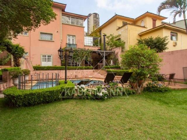 Casa com 4 Suítes, piscina, churrasqueira, reformada, 5 vagas de garagem