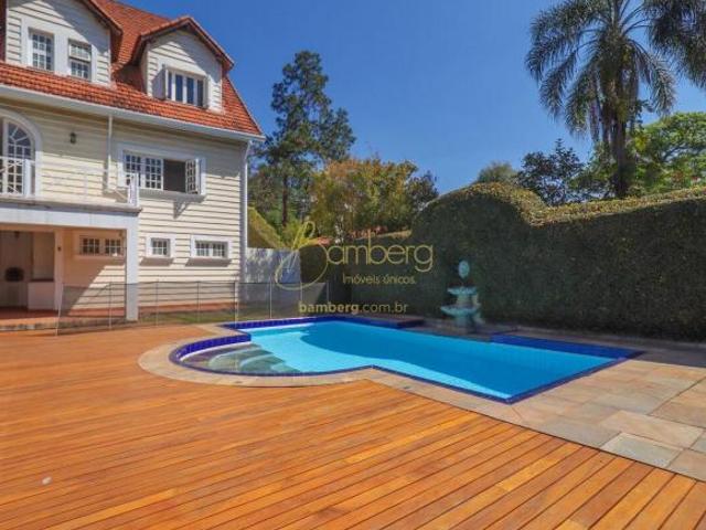 Casa com 4 Suítes, Piscina e 6 Vagas no Morumbi