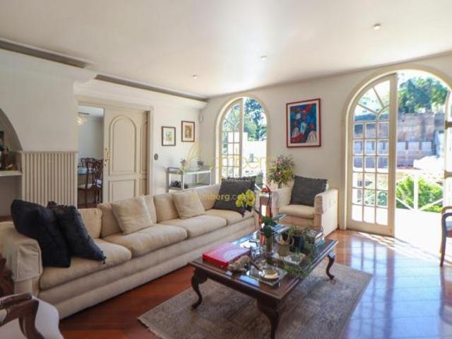 Casa com 4 Suítes, Piscina e 6 Vagas no Morumbi