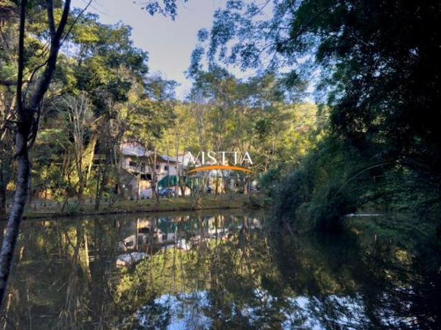 Casa com 4 Suítes, Piscina e Área Gourmet Completa na Serra da Cantareira