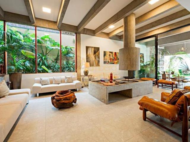 Casa com 4 suítes, piscina e jardim no Alto da Boa Vista