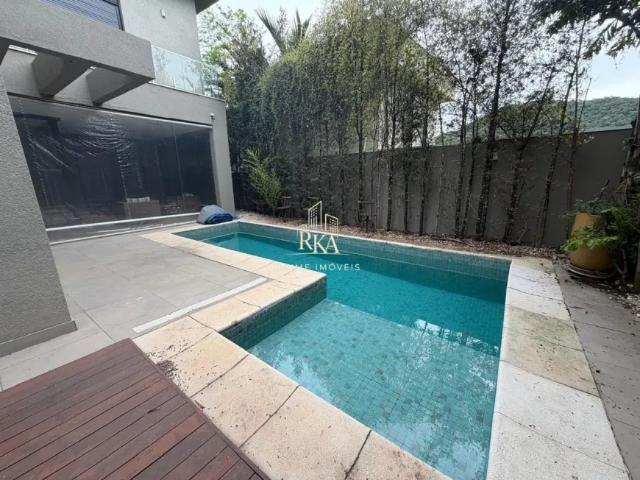 Casa com 500m², 4 suítes e 4 vagas de garagem, disponível para locação no Condom