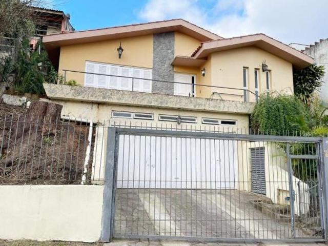casa com 525 m2 de terreno, casa área construída 395 m2 de área, com 05 dormitorios sendo um suite