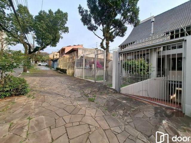 Casa com 537,00 m² com 04 dormitórios no Bairro Tristeza