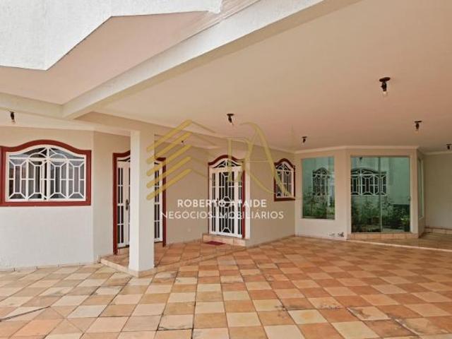 CASA COM 580m² CONSTRUÍDOS | 04 SUÍTES | LAZER COMPLETO | GARAGEM P/ 07 VEÍCULOS