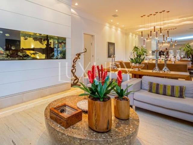 Casa com 584 m², 5 quartos sendo 5 suítes à venda no bairro Alto de Pinheiros