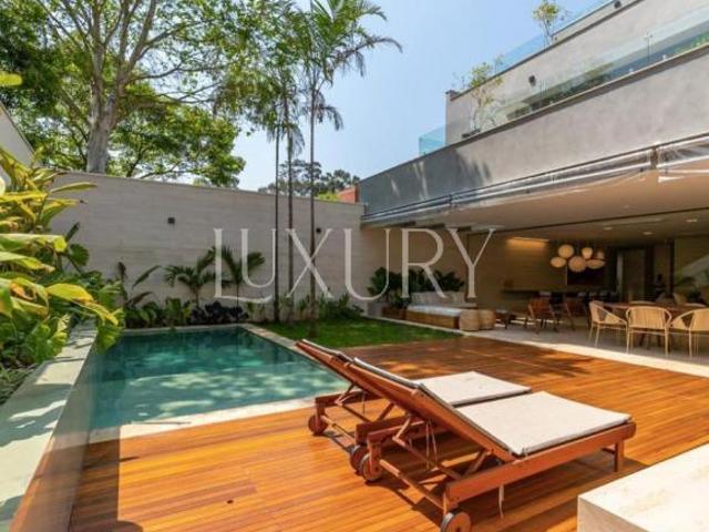 Casa com 585 m², 5 quartos sendo 5 suítes à venda no bairro Alto de Pinheiros