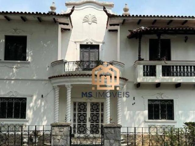 Casa com 585m², 4 Quartos, 4 Salas ampla, Lavabo, Cozinha, Área de serviços, Quintal, 6 Vagas, à VEN