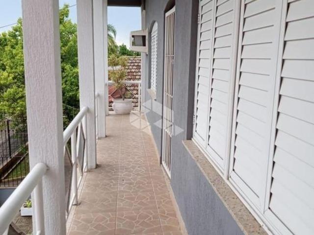 Casa com 5 dormitórios no Sarandi