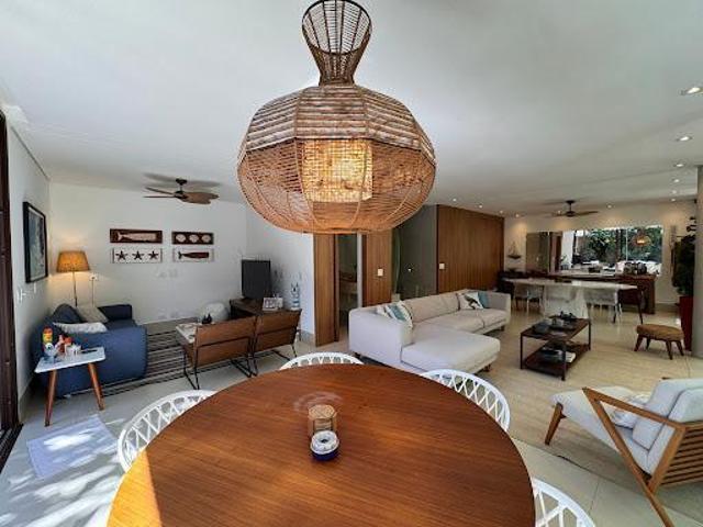 Casa de Luxo na Praia da Barra do Sahy São Sebastião/SP A apenas 100 metros da praia, este imóvel
