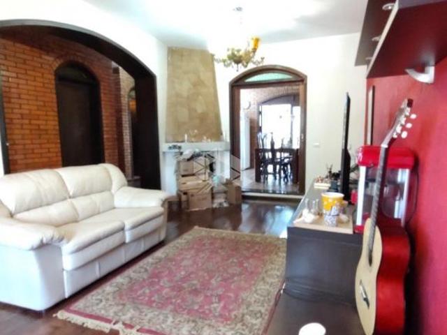Casa com 5 dormitórios com 1 suíte e 04 vagas no Sarandi próximo a Sertório