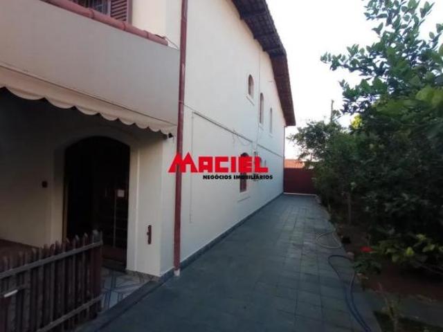 CASA COM 5 DORMITÓRIOS E 9 VAGAS DE GARAGEM