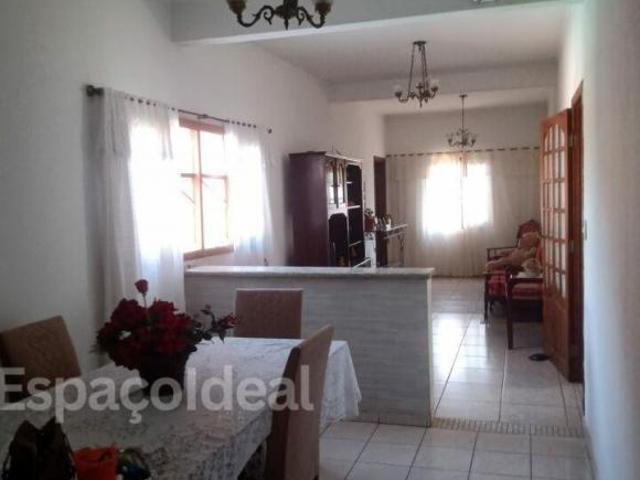 CASA COM 5 DORMITÓRIOS EM BAIRRO TRANQUILO E VALORIZADO