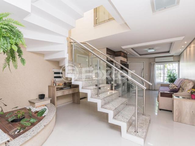 Casa com 5 dormitórios em Porto Alegre