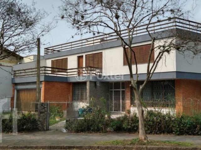 Casa com 5 dormitórios em Porto Alegre
