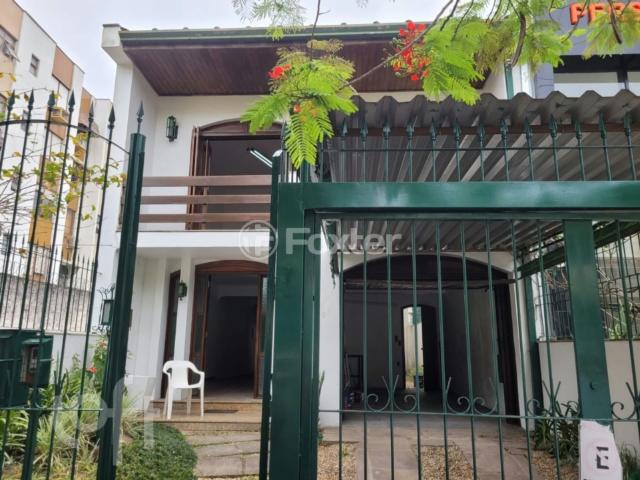Casa com 5 dormitórios em Porto Alegre