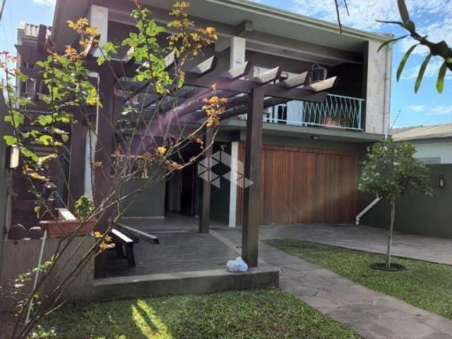 CASA COM 5 DORMITÓRIOS, PÁTIO E PISCINA