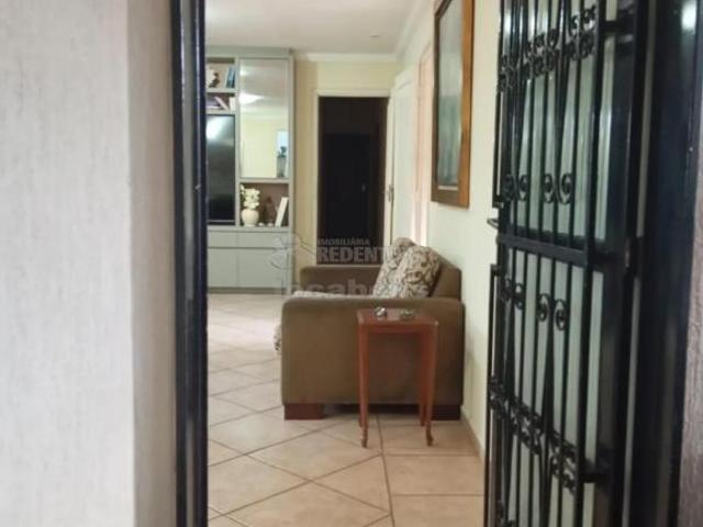 Casa com 5 dormitórios, piscina e 4 vagas de garagem no bairro Vila Maria