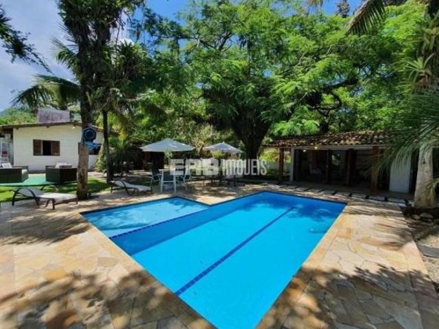 Casa com 5 dormitórios, piscina e extenso gramado em Itamambuca