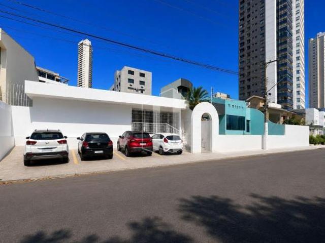 Casa com 5 Dormitórios, 2 Suítes, 6 Vagas e com 450M² Setor Oeste