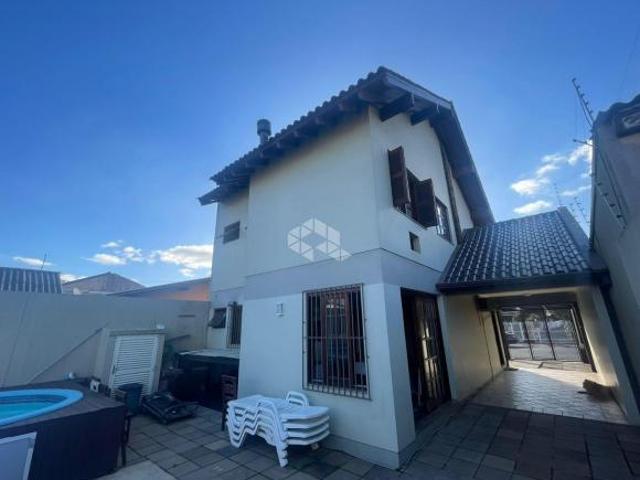 Casa com 5 Dormitórios, 320m² e piscina