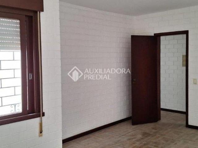 Casa com 5 dormitórios, 3 suítes, garagem e pátio com piscina