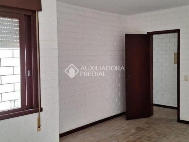 Casa com 5 dormitórios, 3 suítes, garagem e pátio com piscina