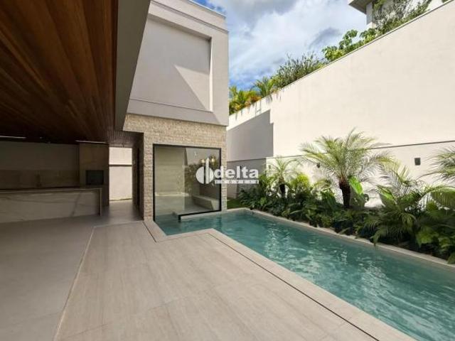 Casa com 5 quarto sendo 4 suíte disponível para venda no bairro Jardim Sul em Uberlandia MG