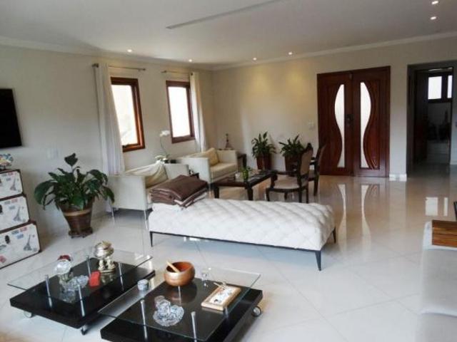 Casa com 5 Dormitórios 3 Suítes, Piscina e Lazer Completo à venda, 527 m² São Fernando Residênci