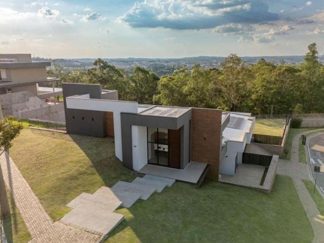 CASA COM 5 QUARTOS 3 SUÍTES, PISCINA E ENERGIA FOTOVOLTAICA À VENDA NO CAMPO DE TOSCANA, VINHEDO